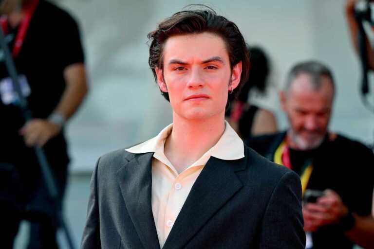 Louis Partridge verso il ruolo di 007? La rivoluzione anagrafica che ...
